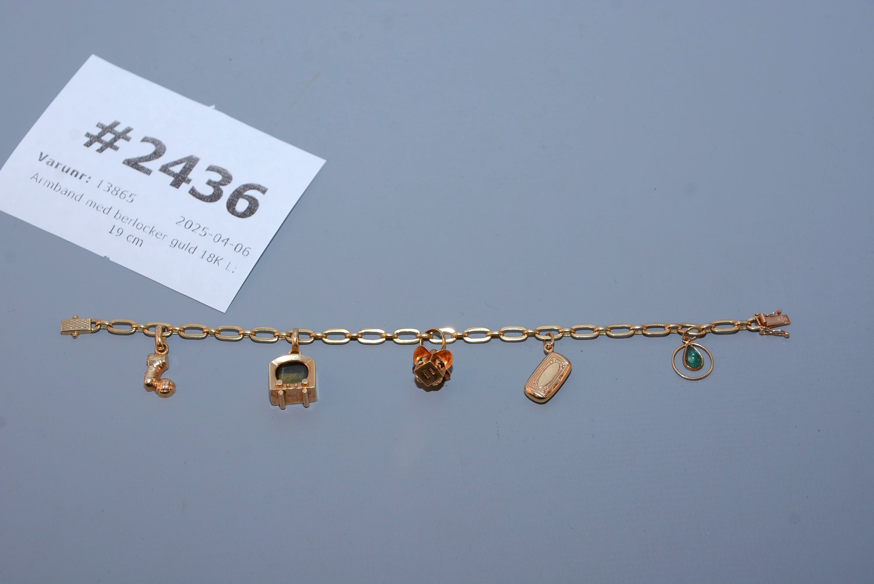 Armband med berlocker guld 18K L: 19 cm | Auktion.se